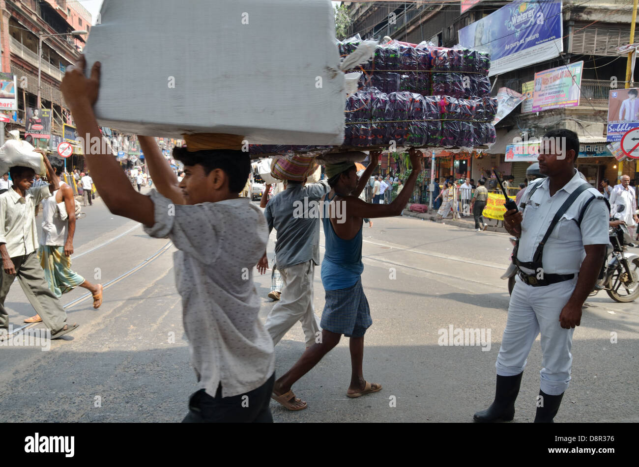 Kolkata street crossing hi-res stock photography and images - Alamy