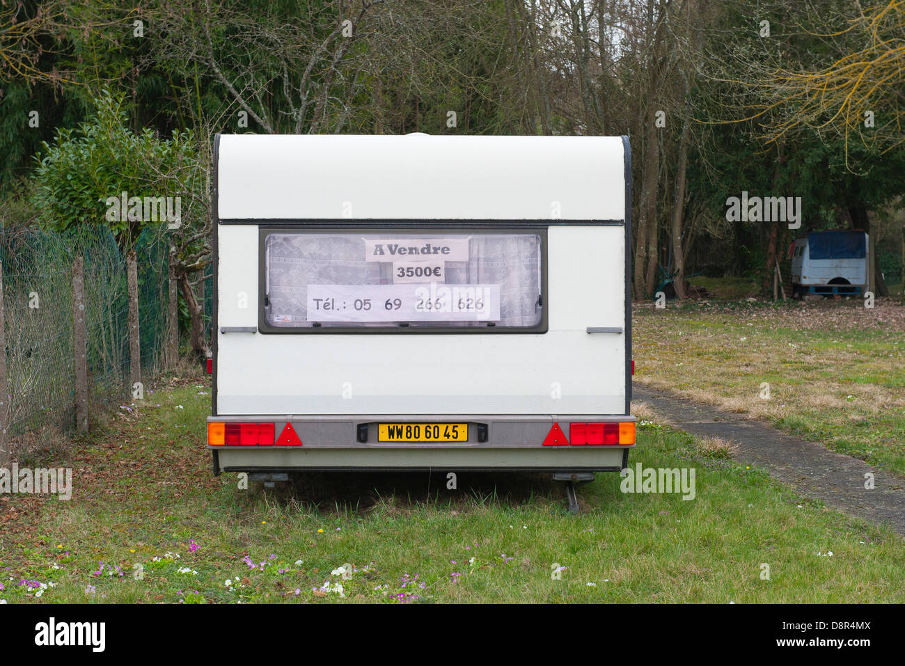 For sale sign and telephone number posted on trailer Stock Photo - Alamy