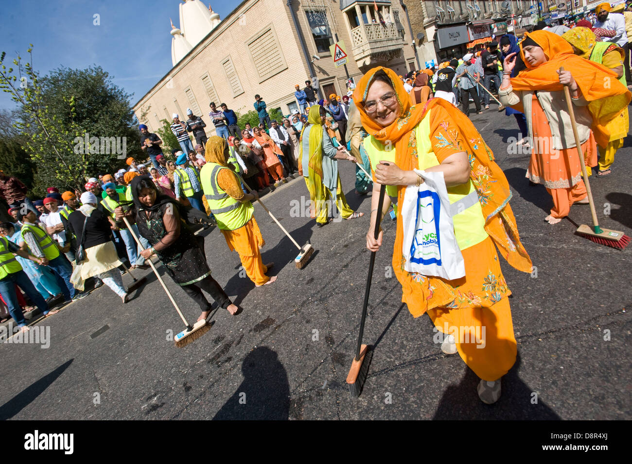 The annual Southall Vaisakhi procession [nagar kirtan] Sikh New Year ...