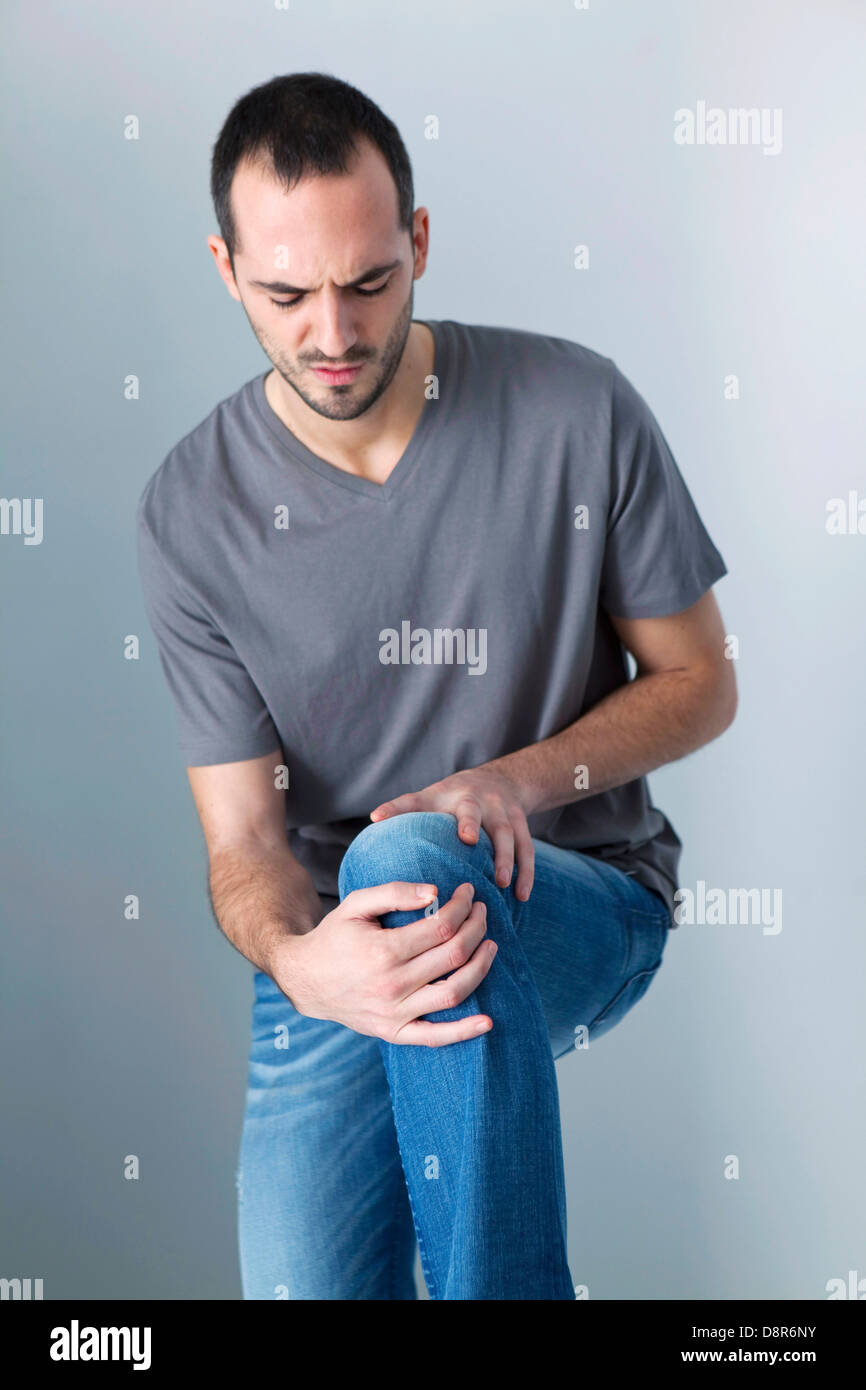 MAN WITH KNEE PAIN Stock Photo - Alamy