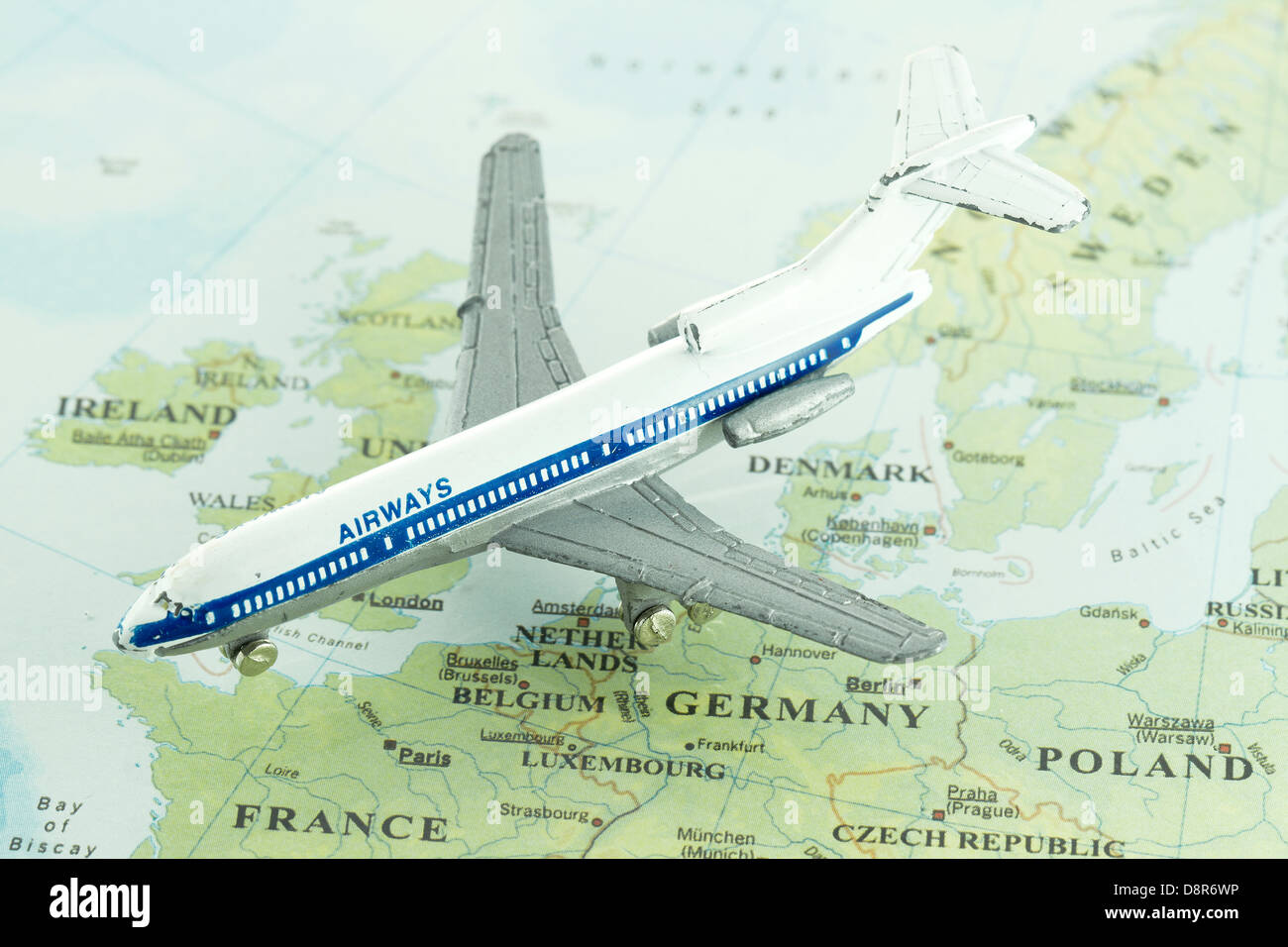 Airplane on map europe hi-res stock photography and images - Alamy