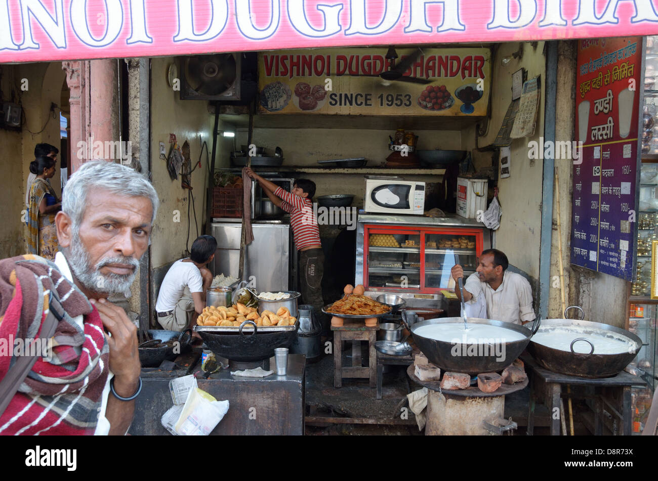India street food family hi-res stock photography and images - Alamy