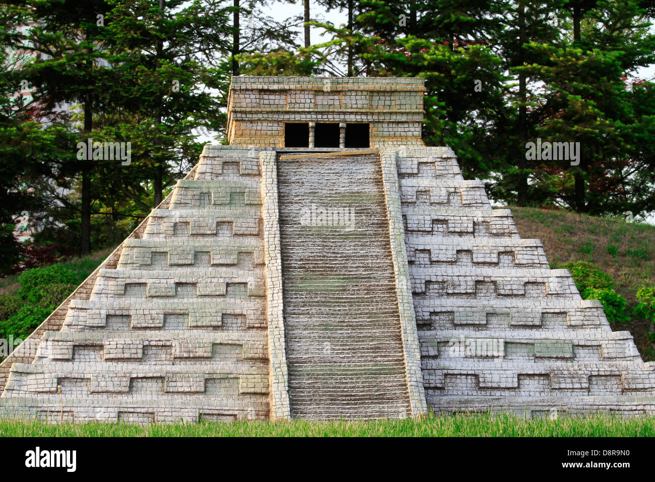 Ancient Chichen Itza Mayan Kukulcan pyramid - replica miniature in ...