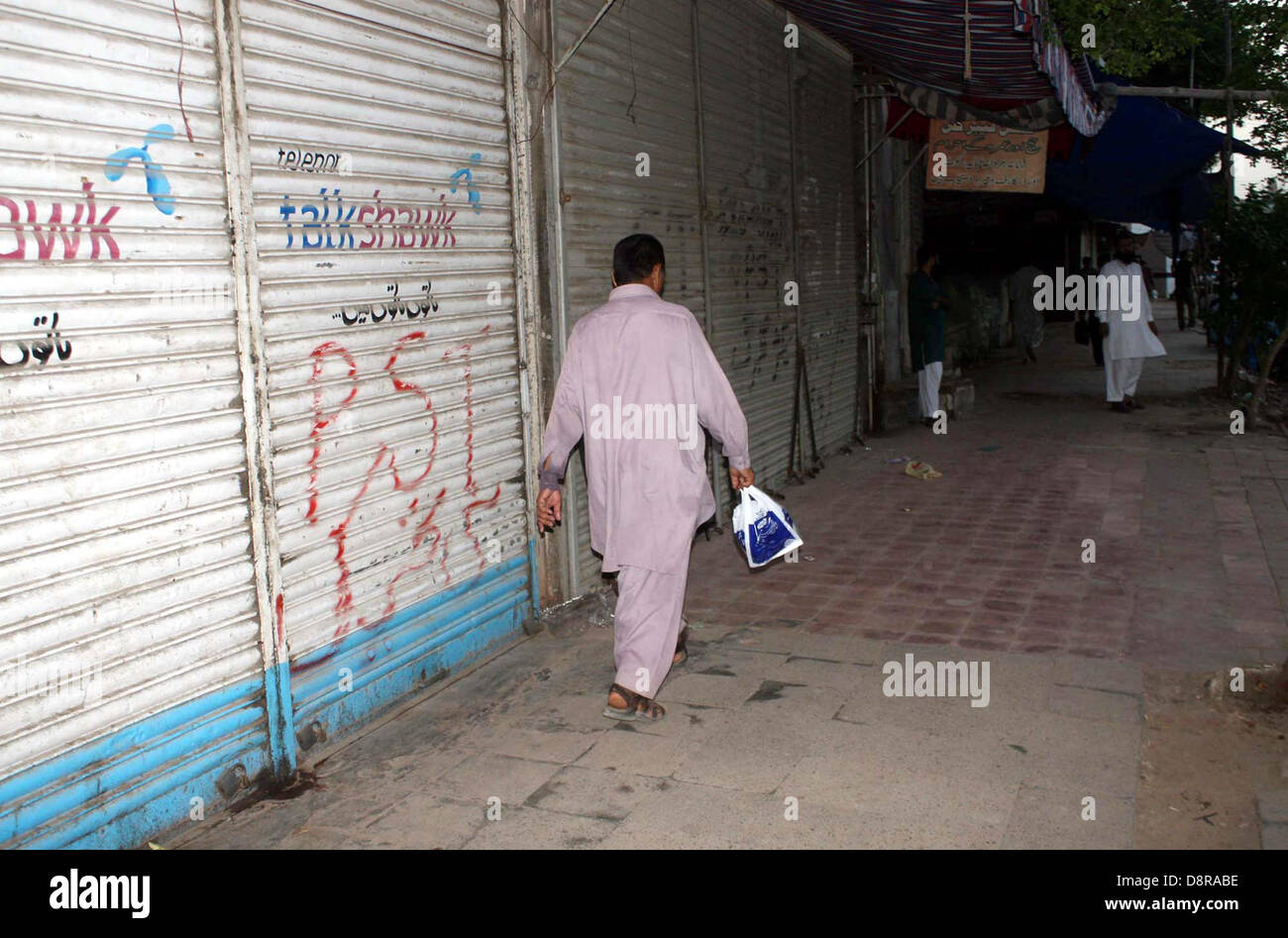 Jama Cloth Market seen closed during funeral prayers of Sunni Tehreek ...
