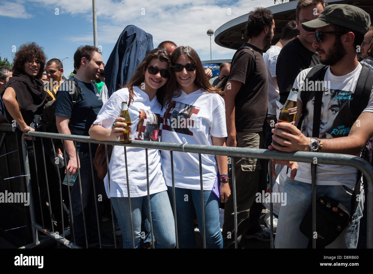 Concert crowd girls hi-res stock photography and images - Alamy