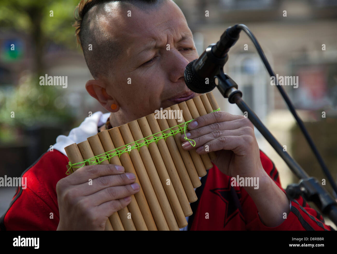 Fake Busker Near Waterloo Station - Does this annoy anyone else? : r ...