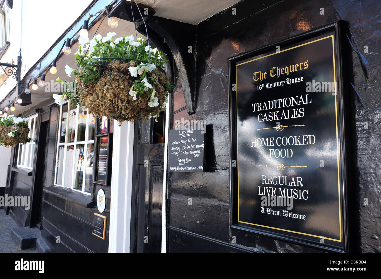 The chequers pub hi-res stock photography and images - Alamy