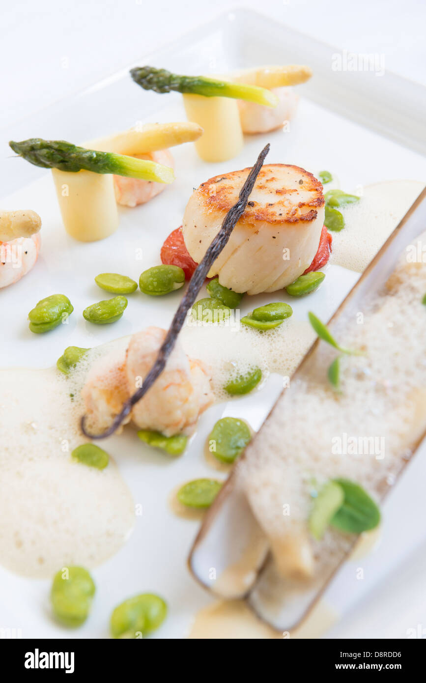 Orkney Island Scallops, pan fried, with asparagus spears Stock Photo ...