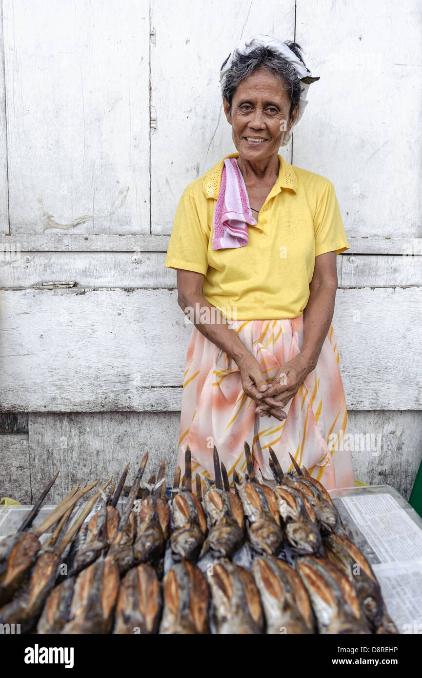 Woman selling fish in the streets of Carbon market, Cebu, Visayas ...