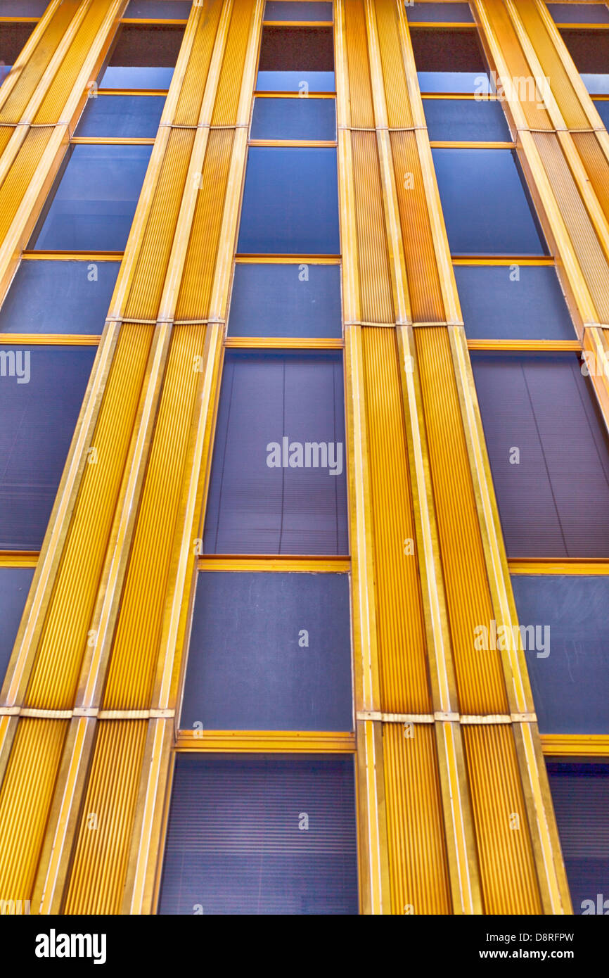 Vertical lines of building hi-res stock photography and images - Alamy