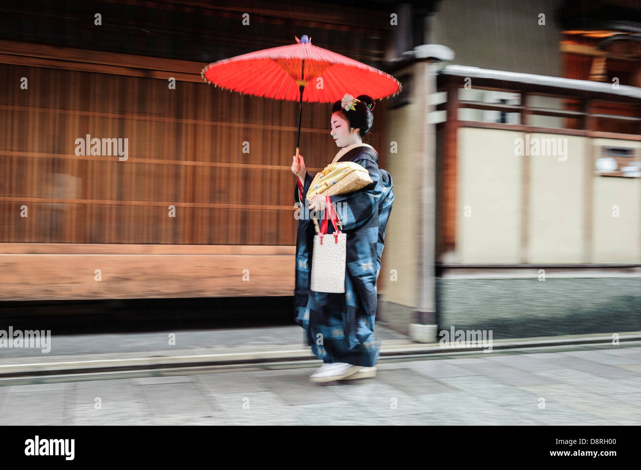 Geisha kyoto umbrella hi-res stock photography and images - Alamy