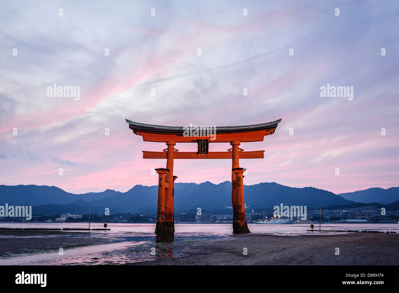View of the grand floating Torii, Itsukushima sanctuary, Miyajima ...