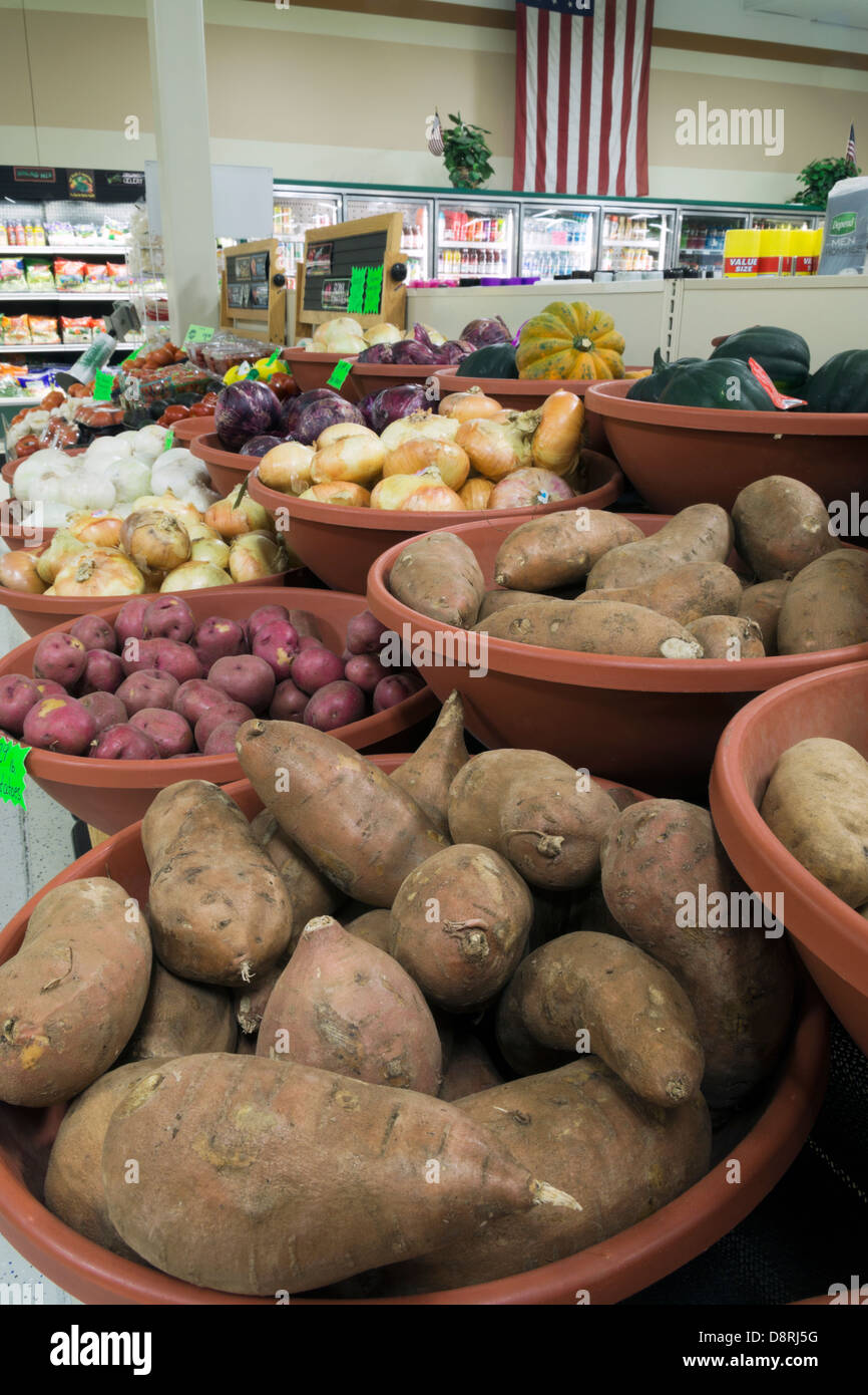 Potatoes and onions on display in a grocery store Stock Photo - Alamy