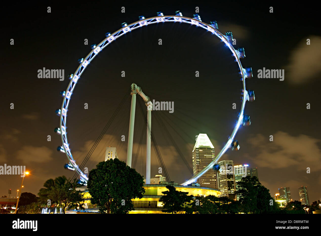 Ferris Wheel Night Singapore Singapore Flyer Reflecting In The Water