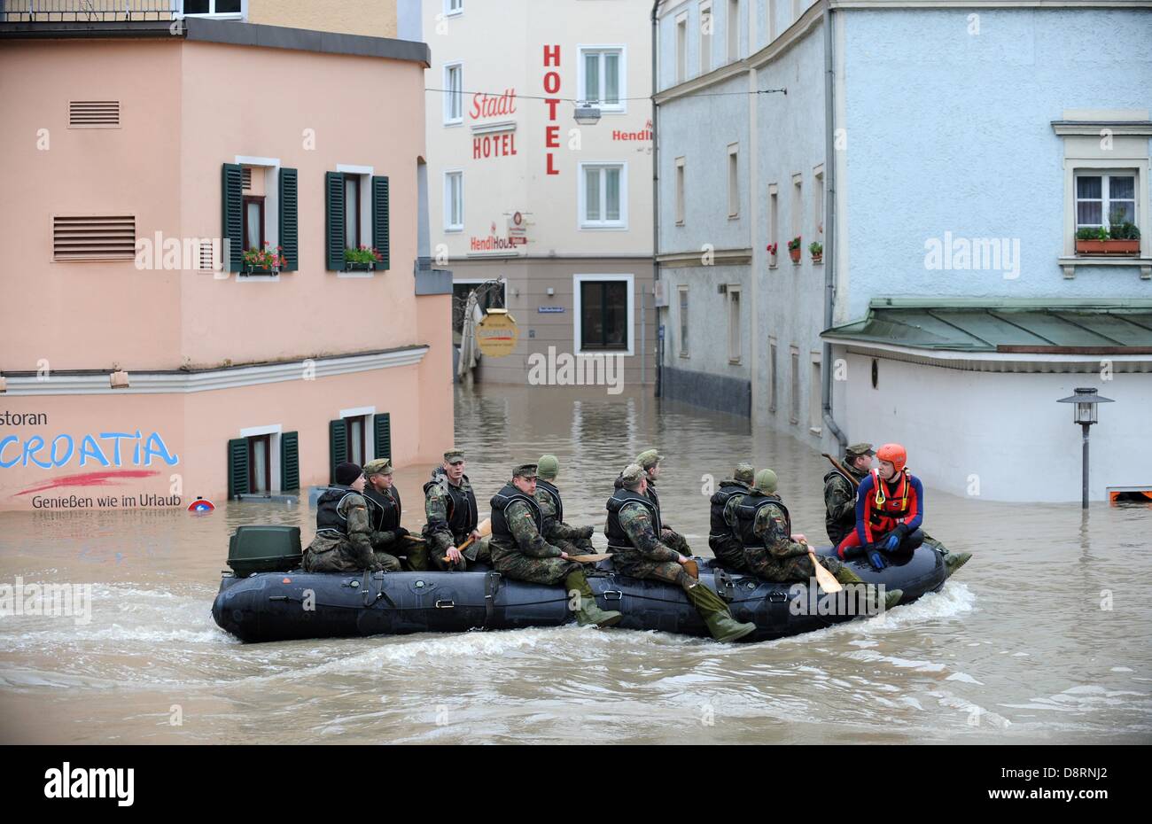 Passau, Germany. 4th June 2013. German soldiers paddle a boat through ...