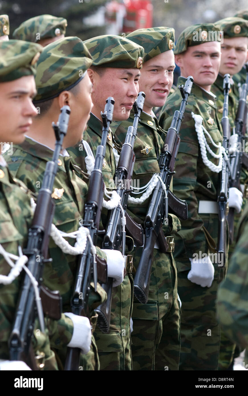 Row of soldiers hi-res stock photography and images - Alamy