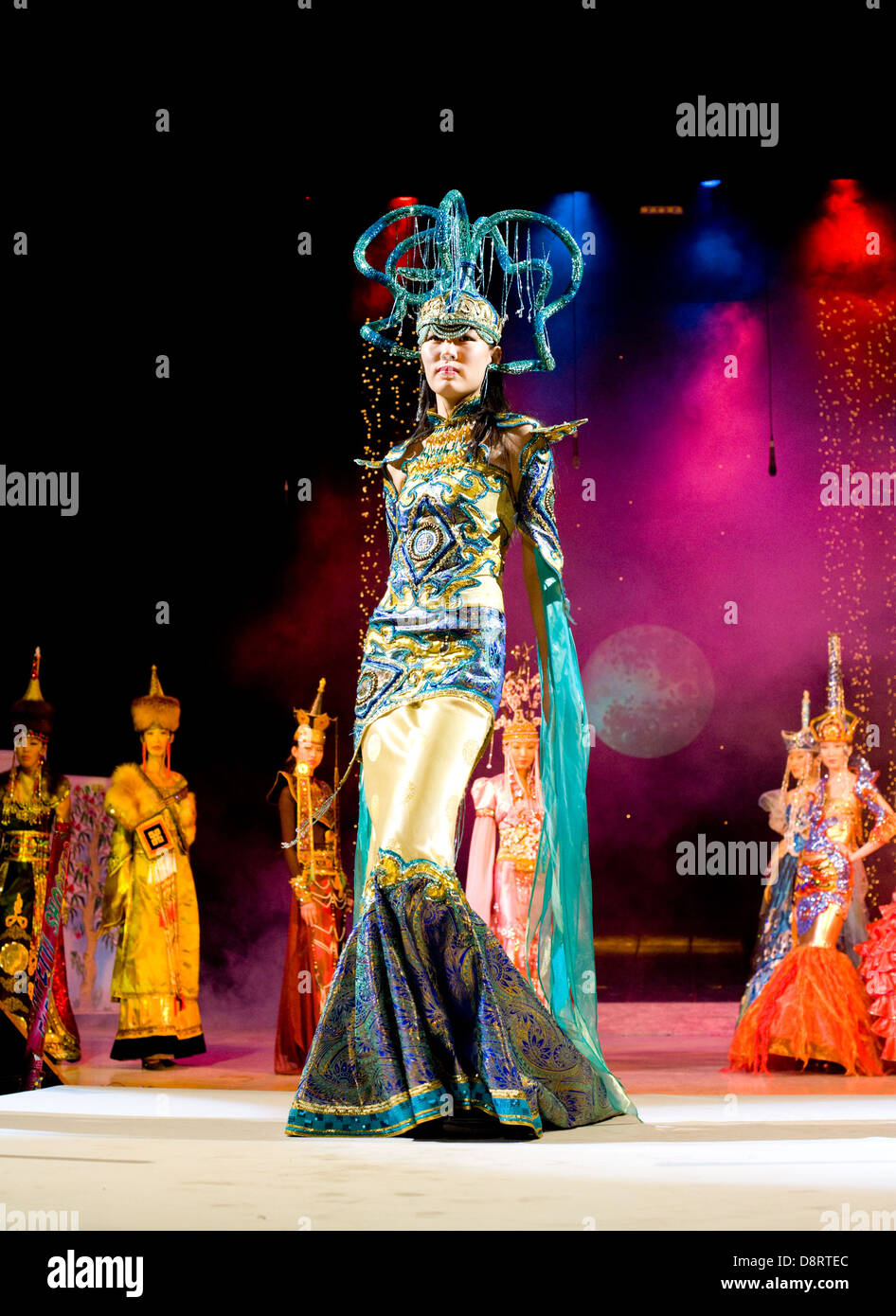 Asian runway fashion hi-res stock photography and images - Alamy