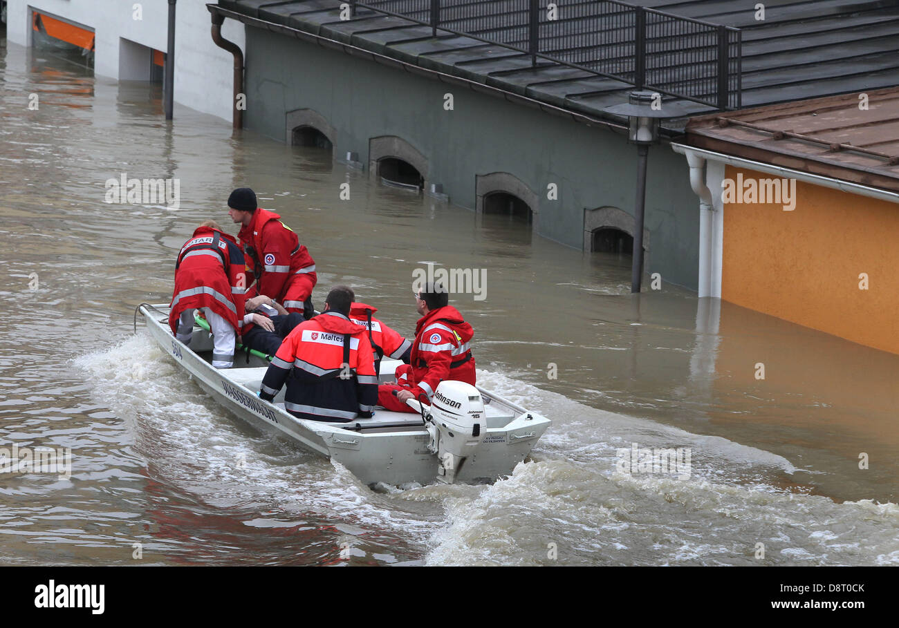 Passau, Germany. 4th June 2013. Rescue workers of German lifeguard ...