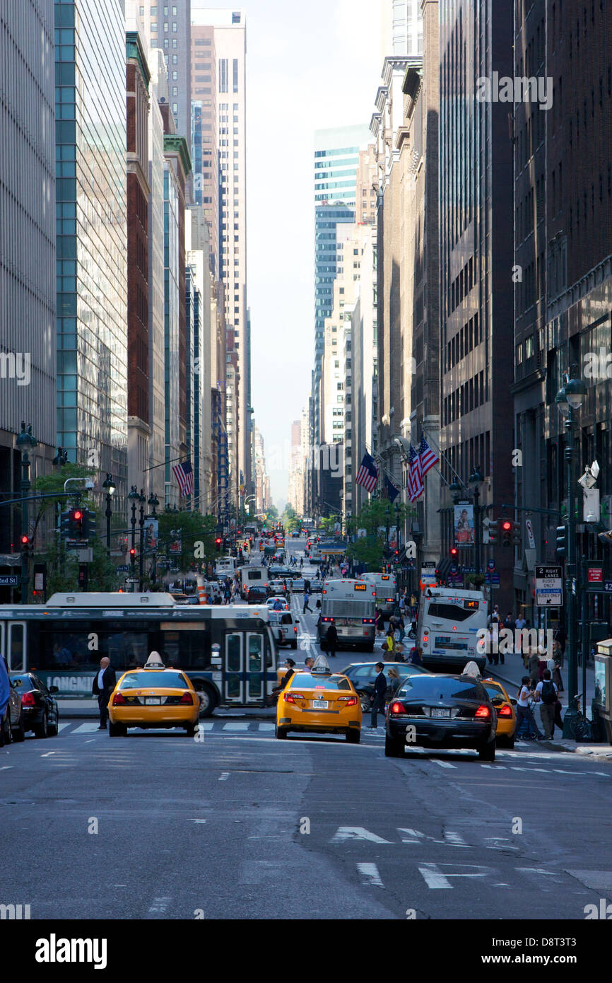 Street scene in the middle of Third Avenue in midtown Manhattan, New ...