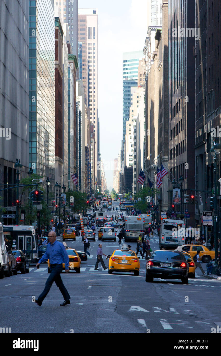 Street scene in the middle of Third Avenue in midtown Manhattan, New ...