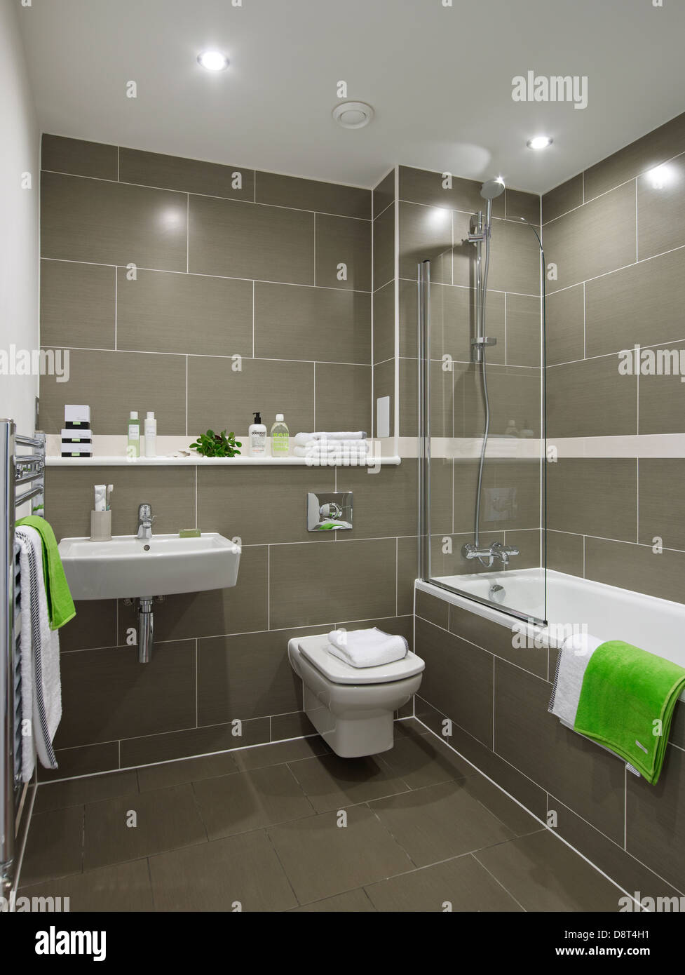 En suite bathroom hi-res stock photography and images - Alamy