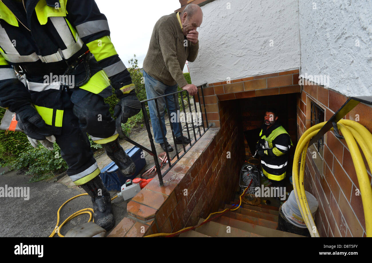 Rosenheim, Germany. 4th June 2013. Firemen install a water pump in a ...