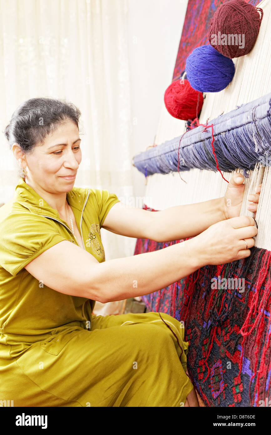 Woman weaving rug loom hi-res stock photography and images - Alamy