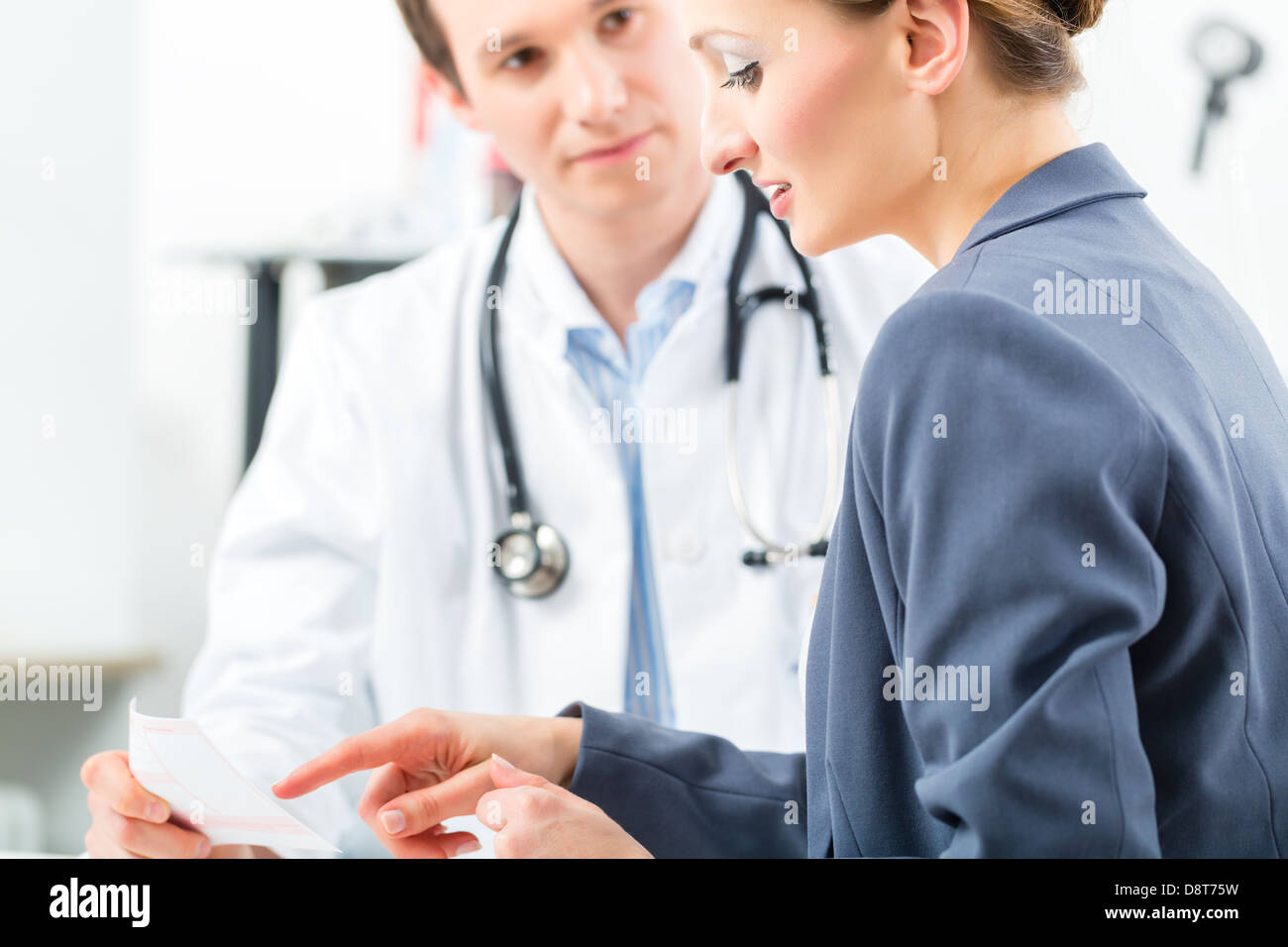 Doctor explaining something patient hi-res stock photography and images ...