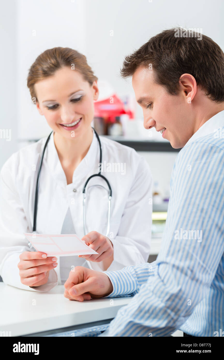 Doctor explaining something patient hi-res stock photography and images ...