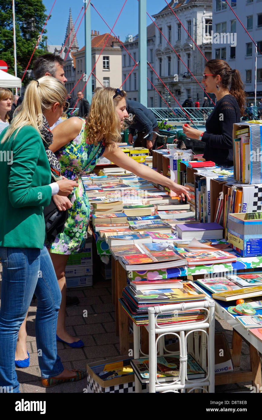 Book stall books secondhand hi-res stock photography and images - Alamy