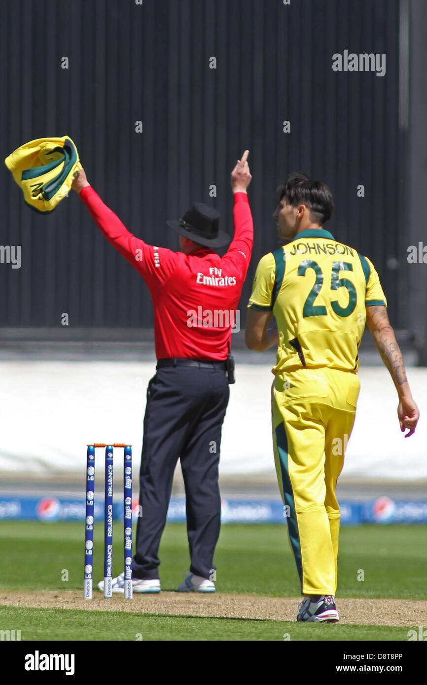Cricket umpire signals hi-res stock photography and images - Alamy