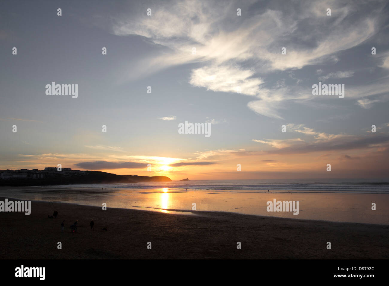 FISTRAL BEACH, NEWQUAY, CORNWALL, UK. Sunset on the beach with an ...
