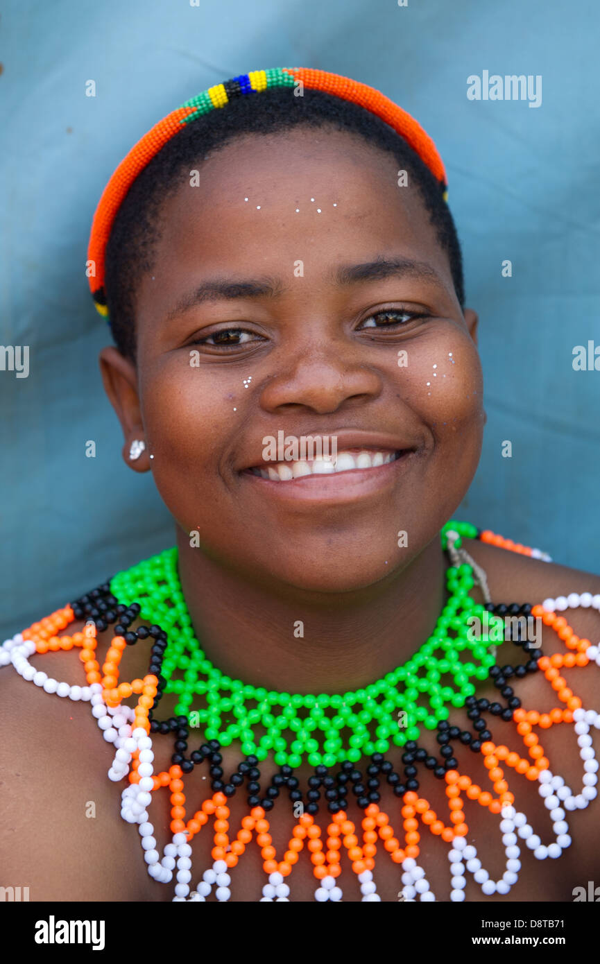 Zulu maiden, Zulu Reed Dance at eNyokeni Palace, Nongoma, South Africa ...
