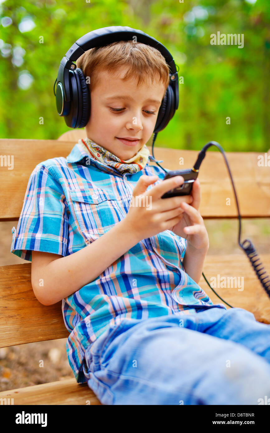 Boy on radio hi-res stock photography and images - Alamy
