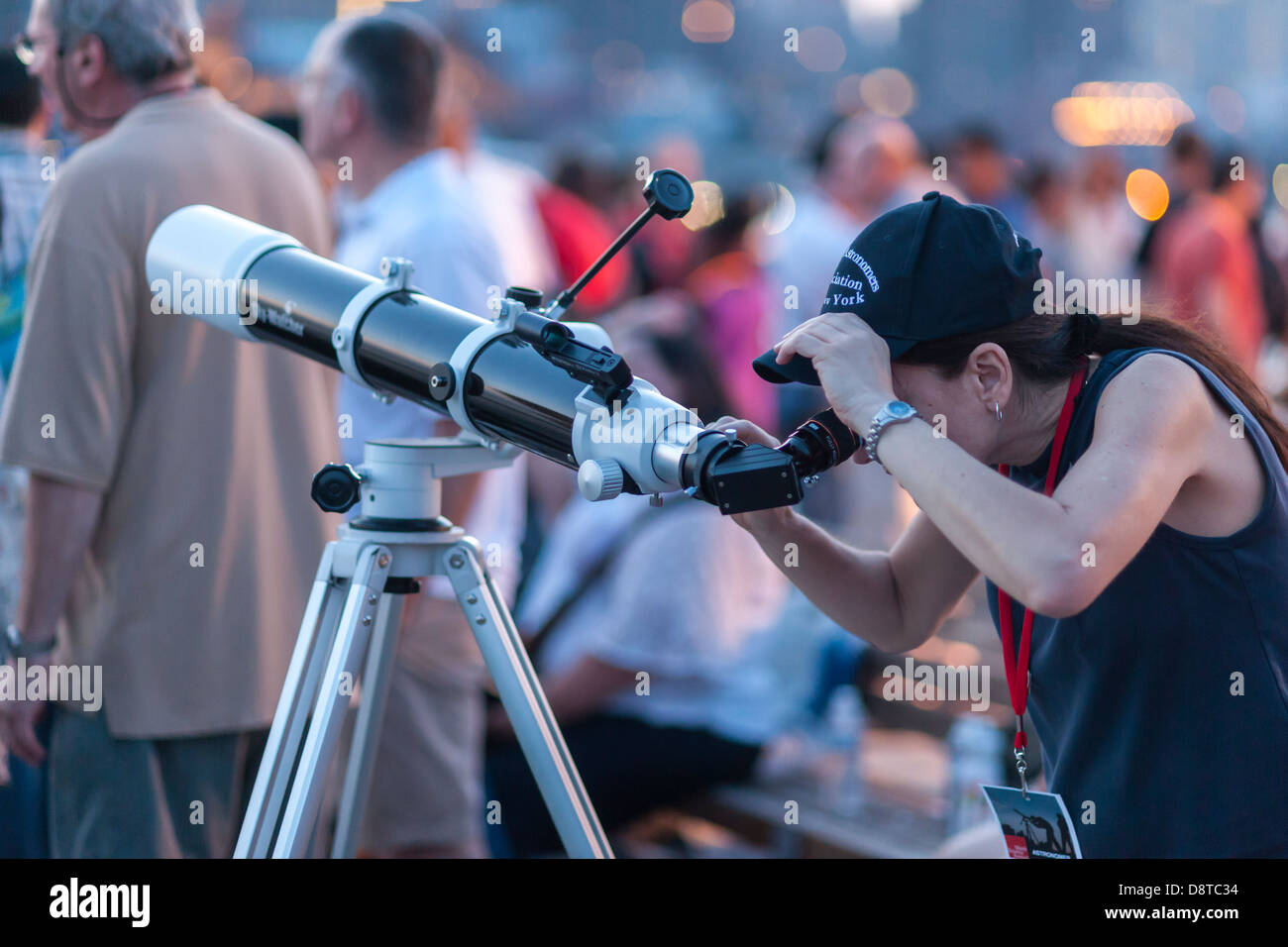 Stargazing event in Brooklyn Bridge Park in New York Stock Photo - Alamy