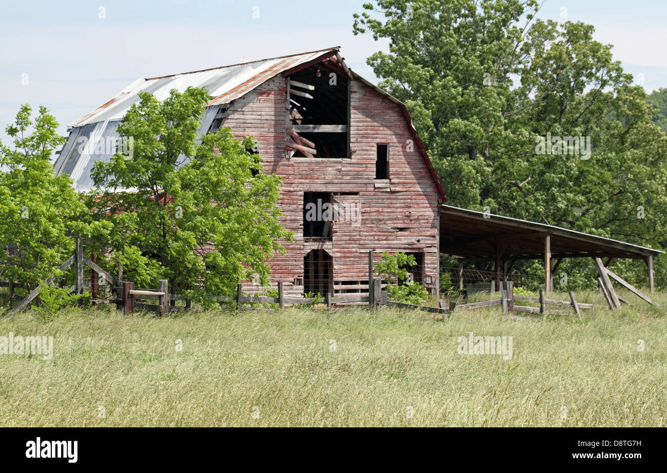 Ramshackle farm building hi-res stock photography and images - Alamy
