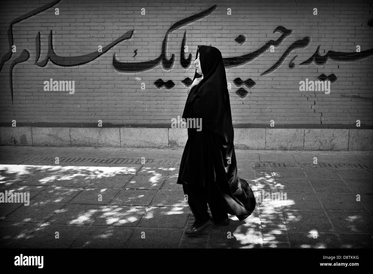 Iran shiraz women chador Black and White Stock Photos & Images - Alamy