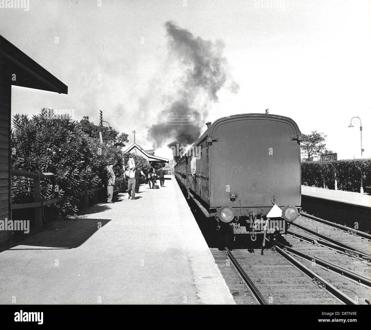 This black-and-white photograph depicts the Balgownie railway station ...