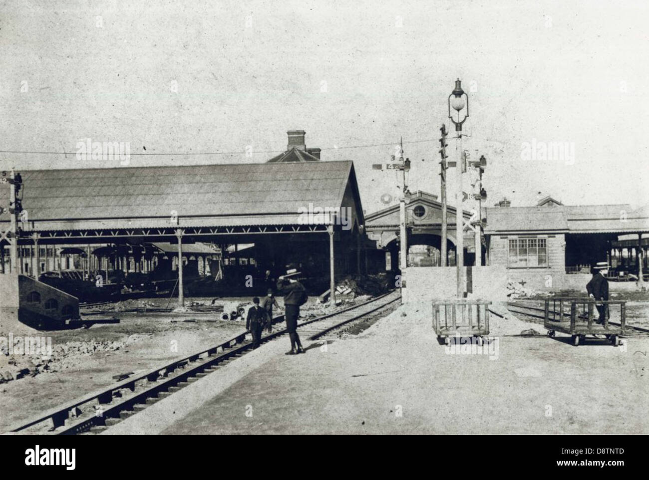 This historical photograph from 1906 captures a moment in the ...
