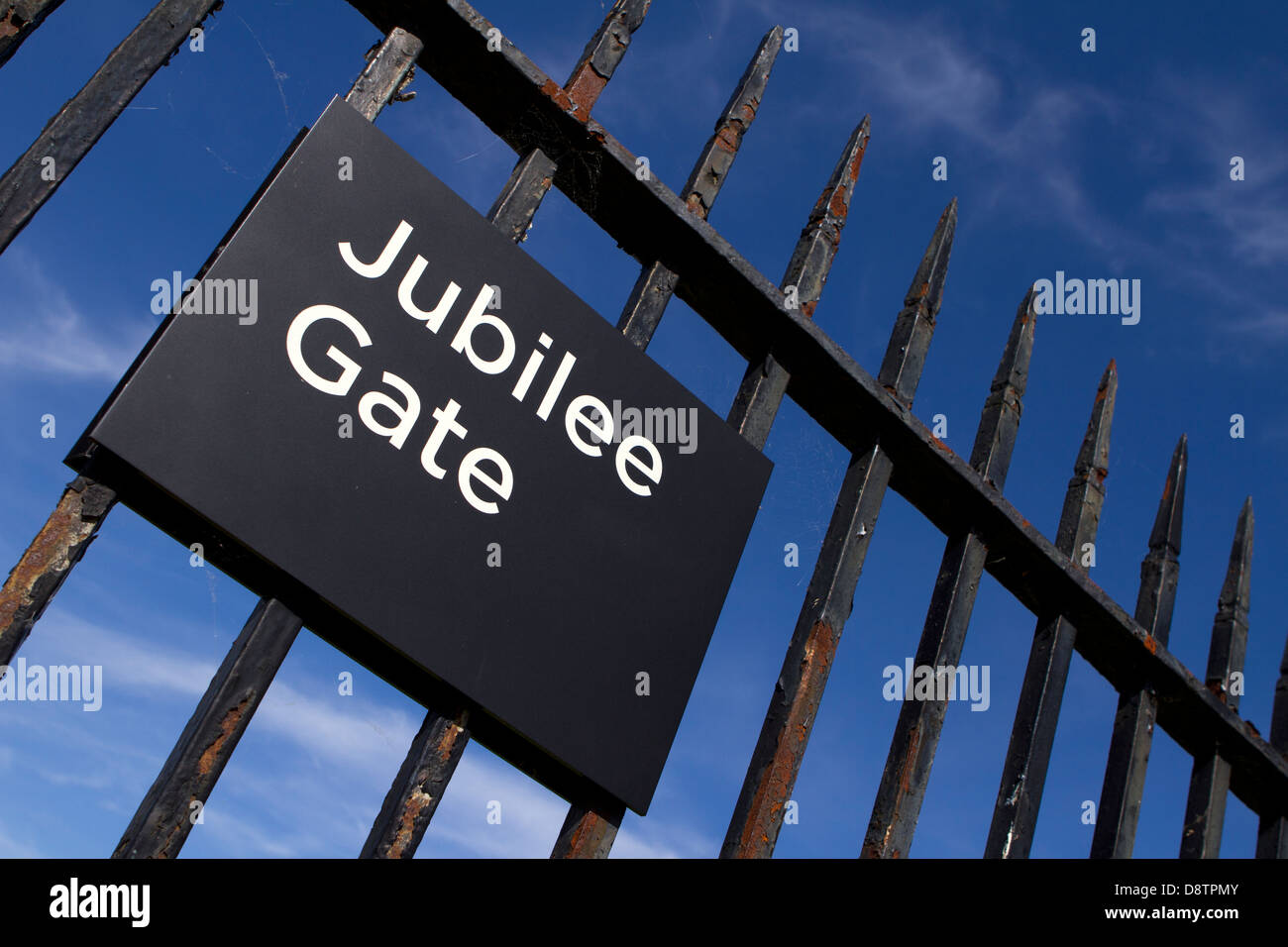 Entrance gate hampton court hi-res stock photography and images - Alamy