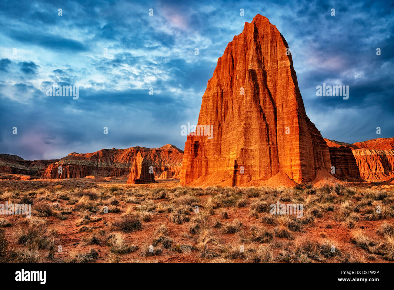 Sunrise on the Temple of the Sun and Moon sandstone formations in Utah ...