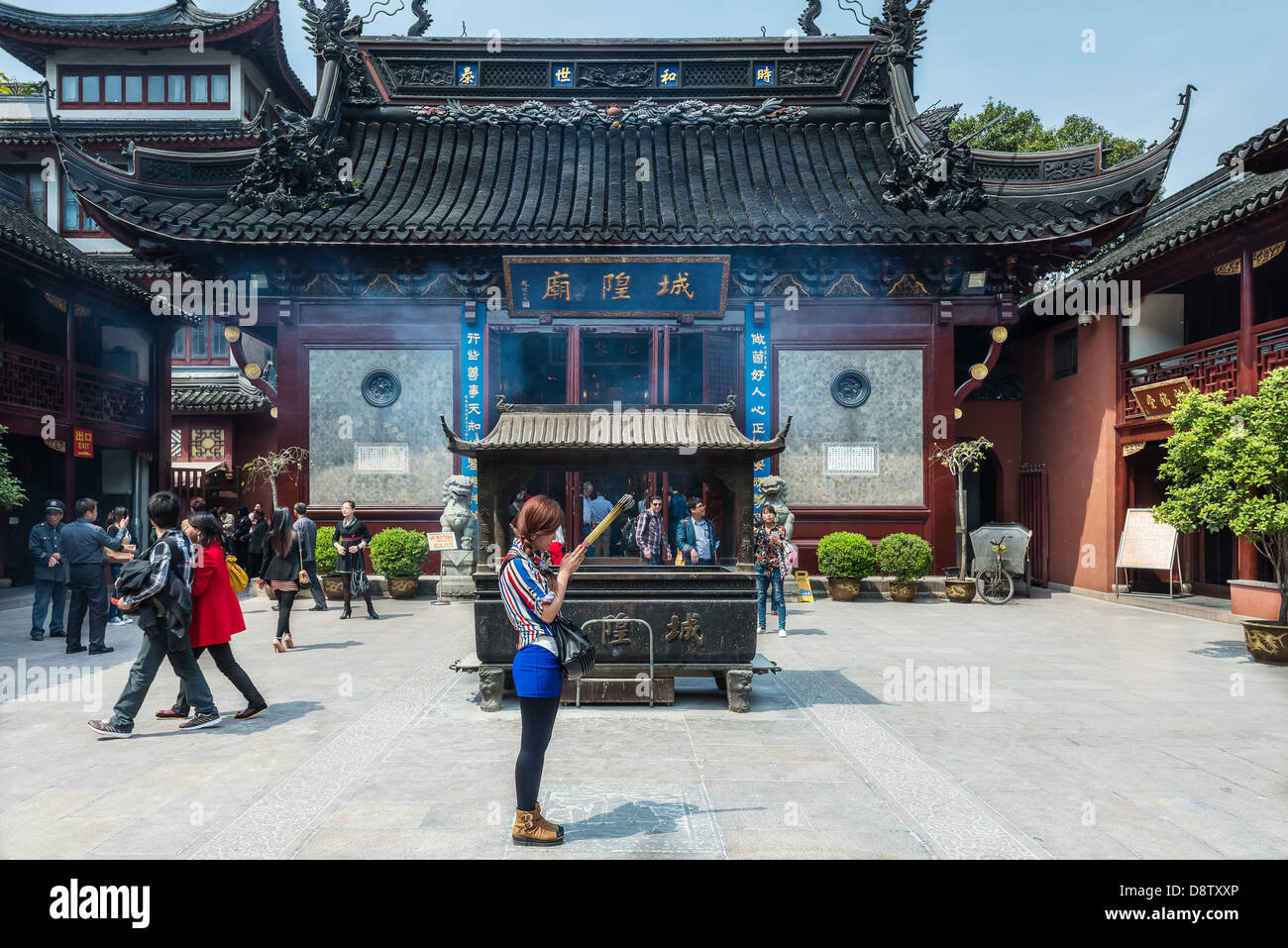Chinese people praying hi-res stock photography and images - Alamy