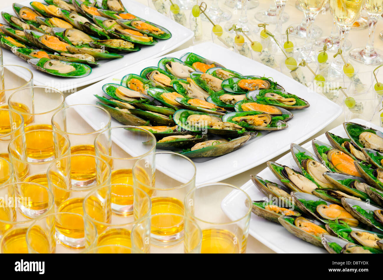 Mussel table hi-res stock photography and images - Alamy