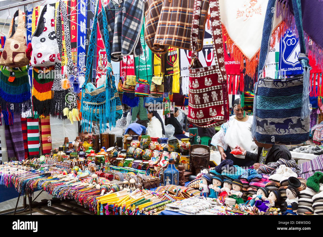 Ecuador otavalo artesanias hi-res stock photography and images - Alamy