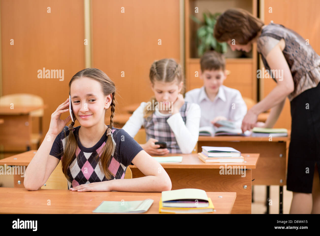 Cell phone school classroom hi-res stock photography and images - Alamy