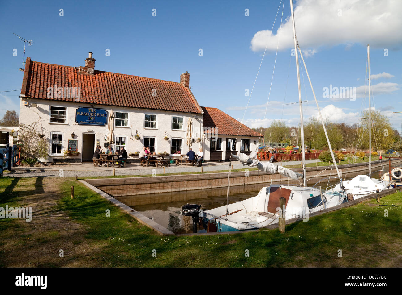 Norfolk broads pub hi-res stock photography and images - Alamy