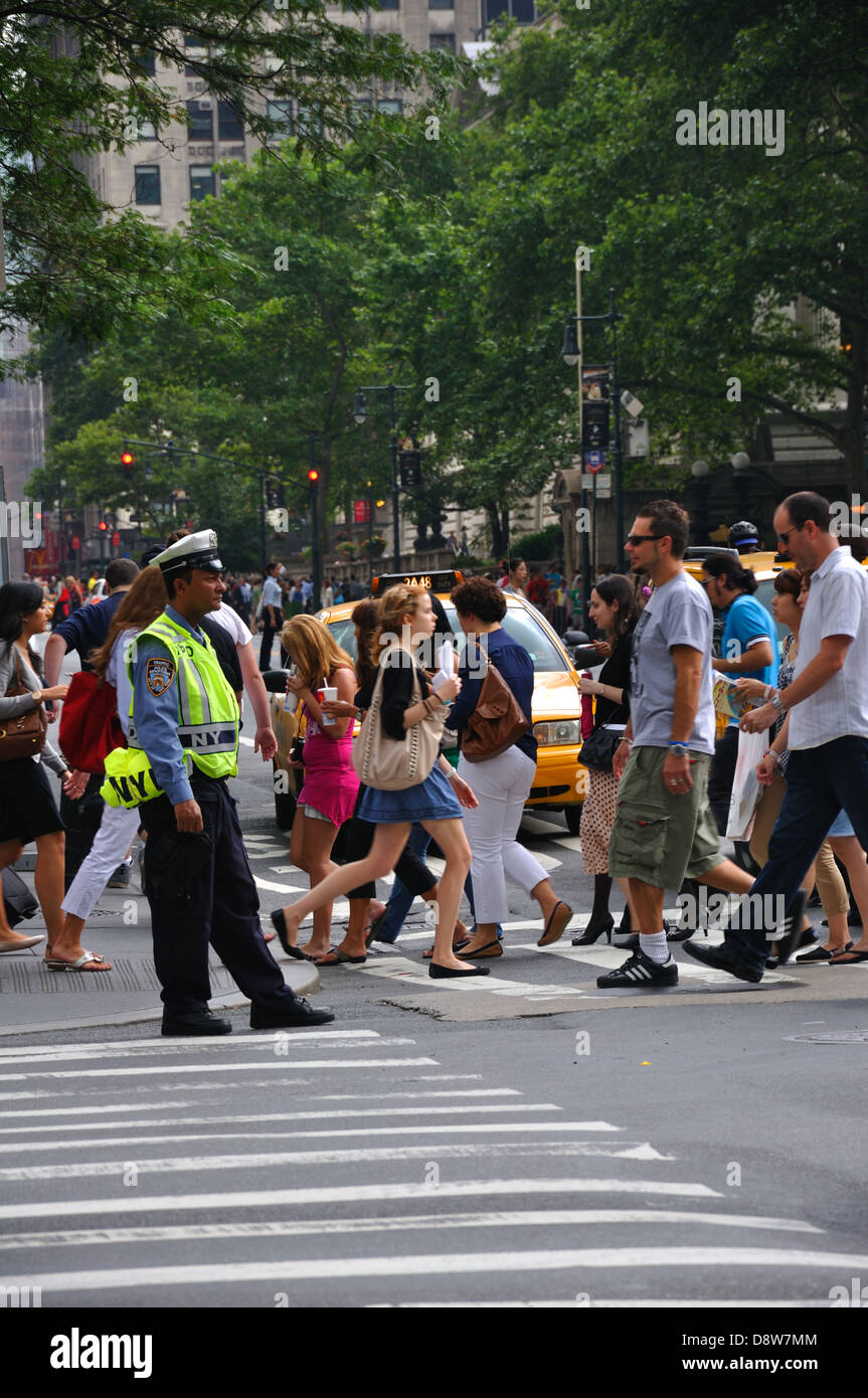 Crowd crossing street, New York City, USA Stock Photo - Alamy
