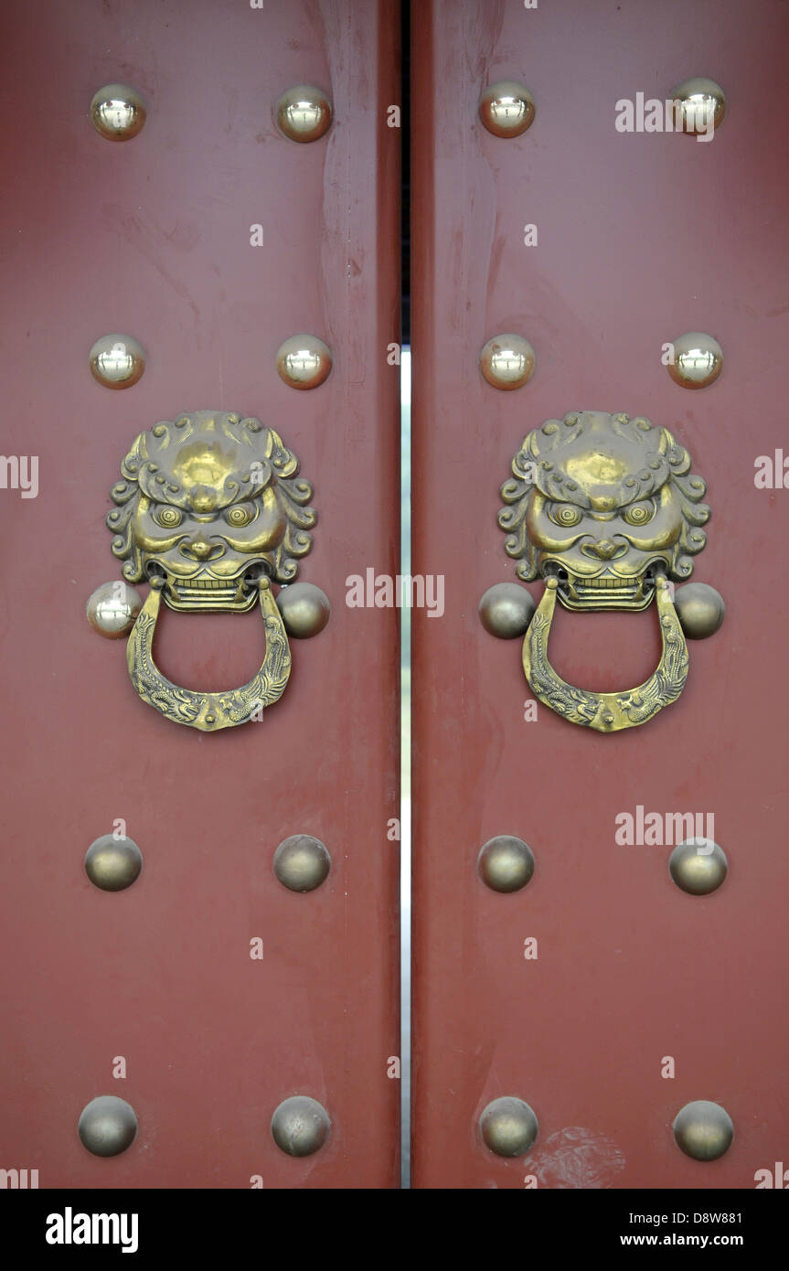Copper knocker hi-res stock photography and images - Alamy