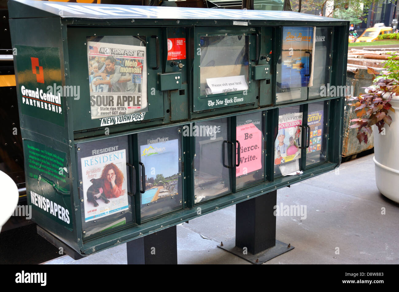 Newspaper dispensers hi-res stock photography and images - Alamy