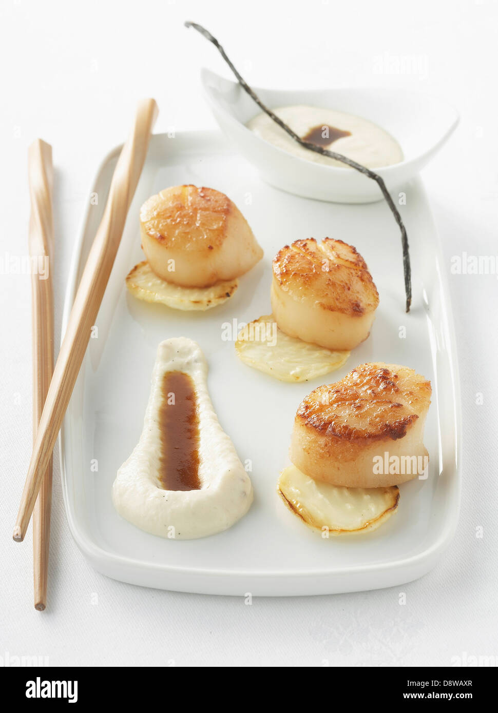Scallops with vanilla-flavored celeriac Stock Photo - Alamy